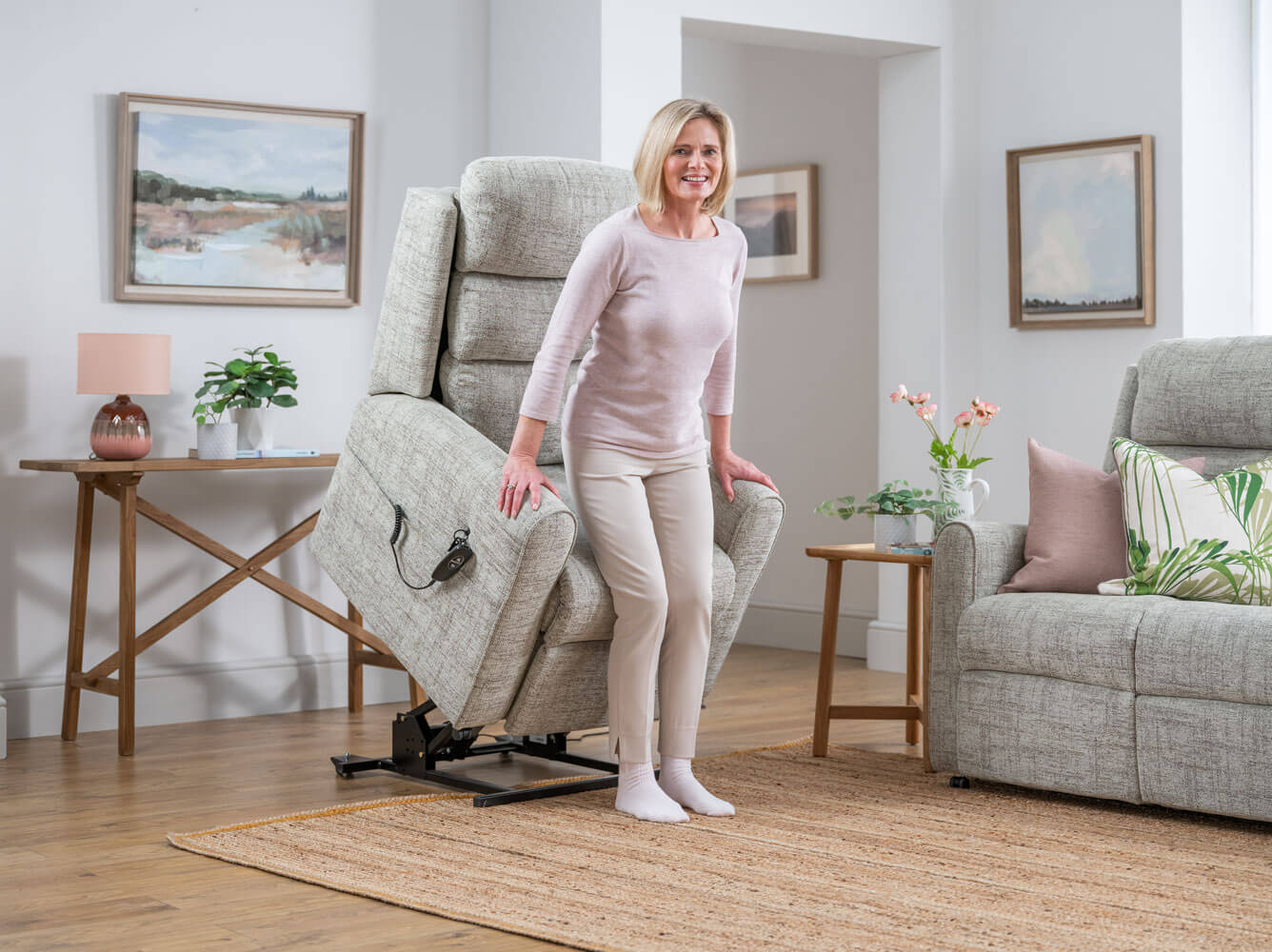 Winchester Rise and Recline Chair | Muick Sandy